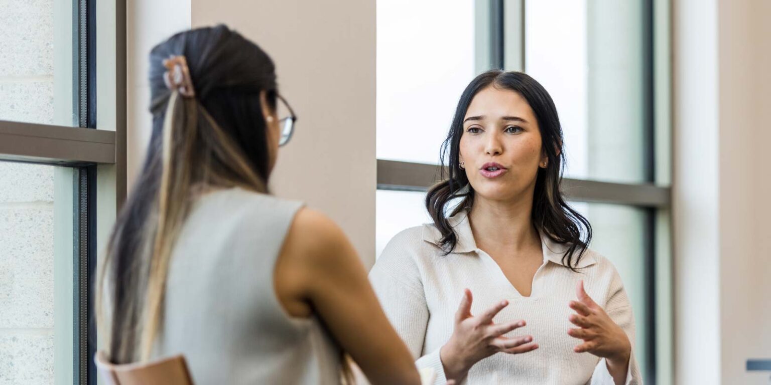 ¿Qué es la escucha activa? Explicado con 10 ejemplos - Naaloo